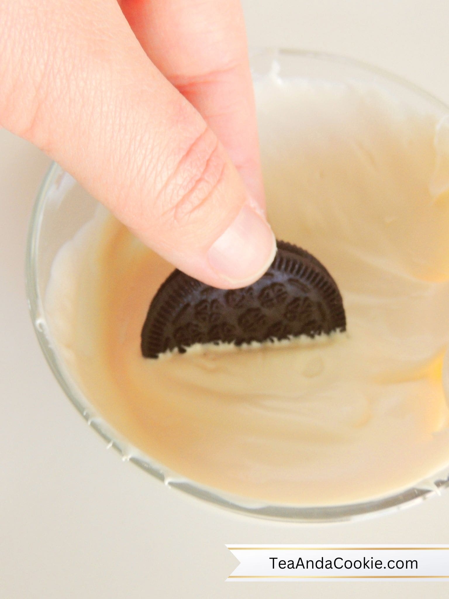 Easy Dipped Peppermint Oreos: Yummy No-Bake Holiday Treats